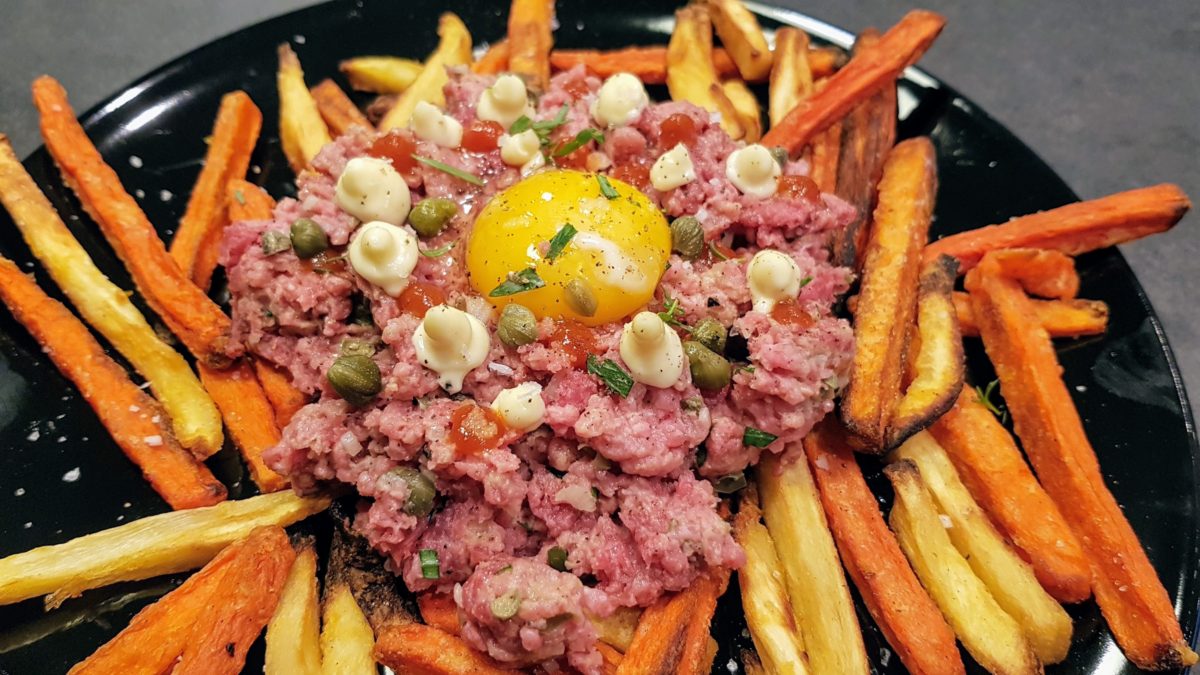 Rørt tatar med rodfrugtefritter » Grill & Kokkerier
